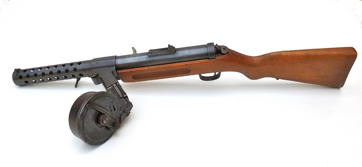 Bergmann MP18/1, not an MP40 but a true Schmeisser design - The MP38-40 ...