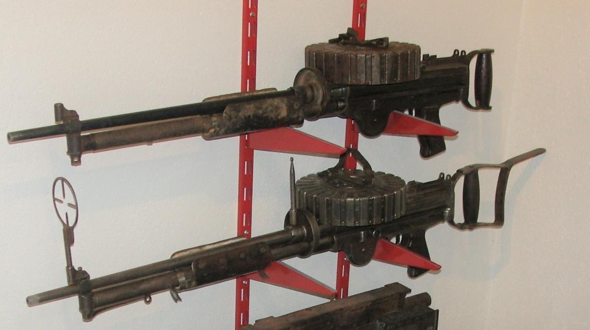 The Lewis Guns in Iceland WWII - Bren Light Machine Gun & Lewis Gun ...