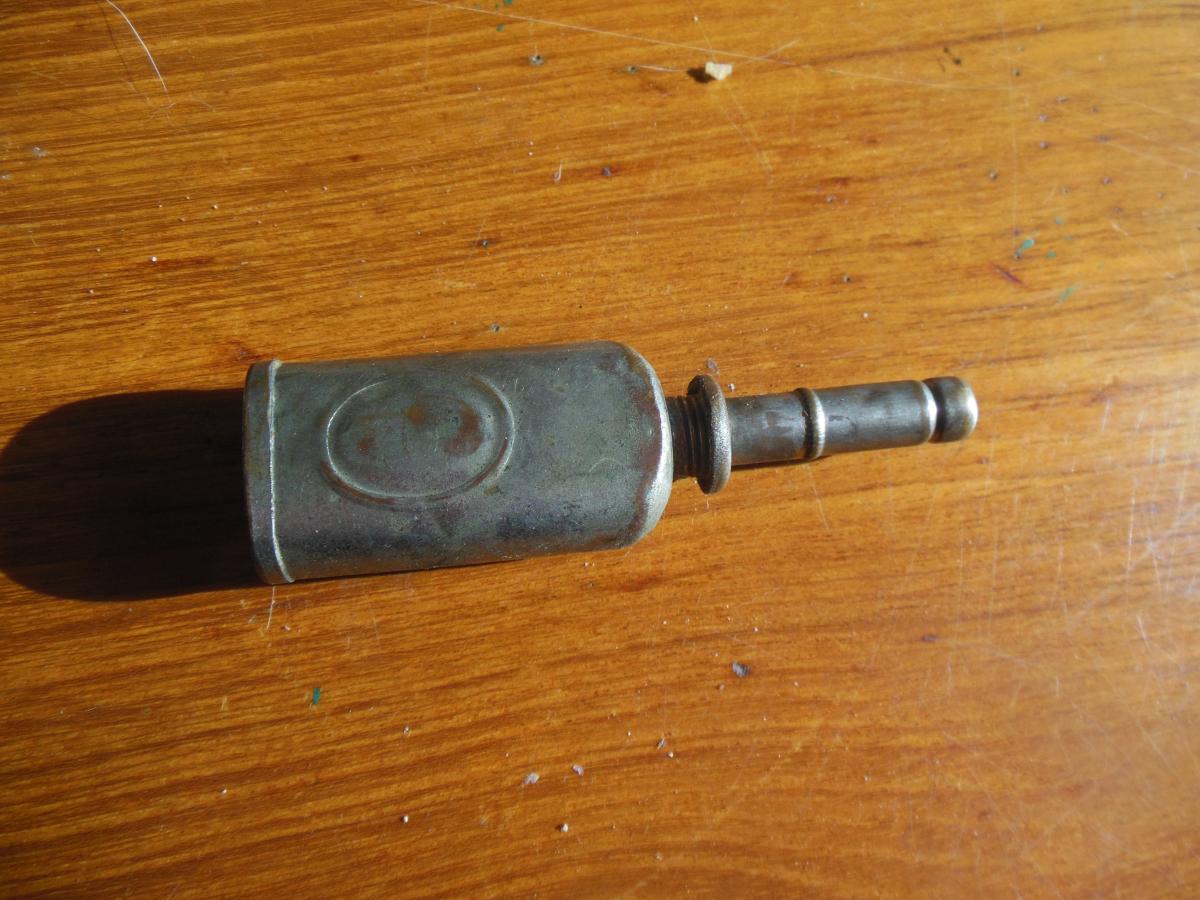 UD42 oiler bottle - The United Defense Model 42 (UD-M42) Submachine Gun ...