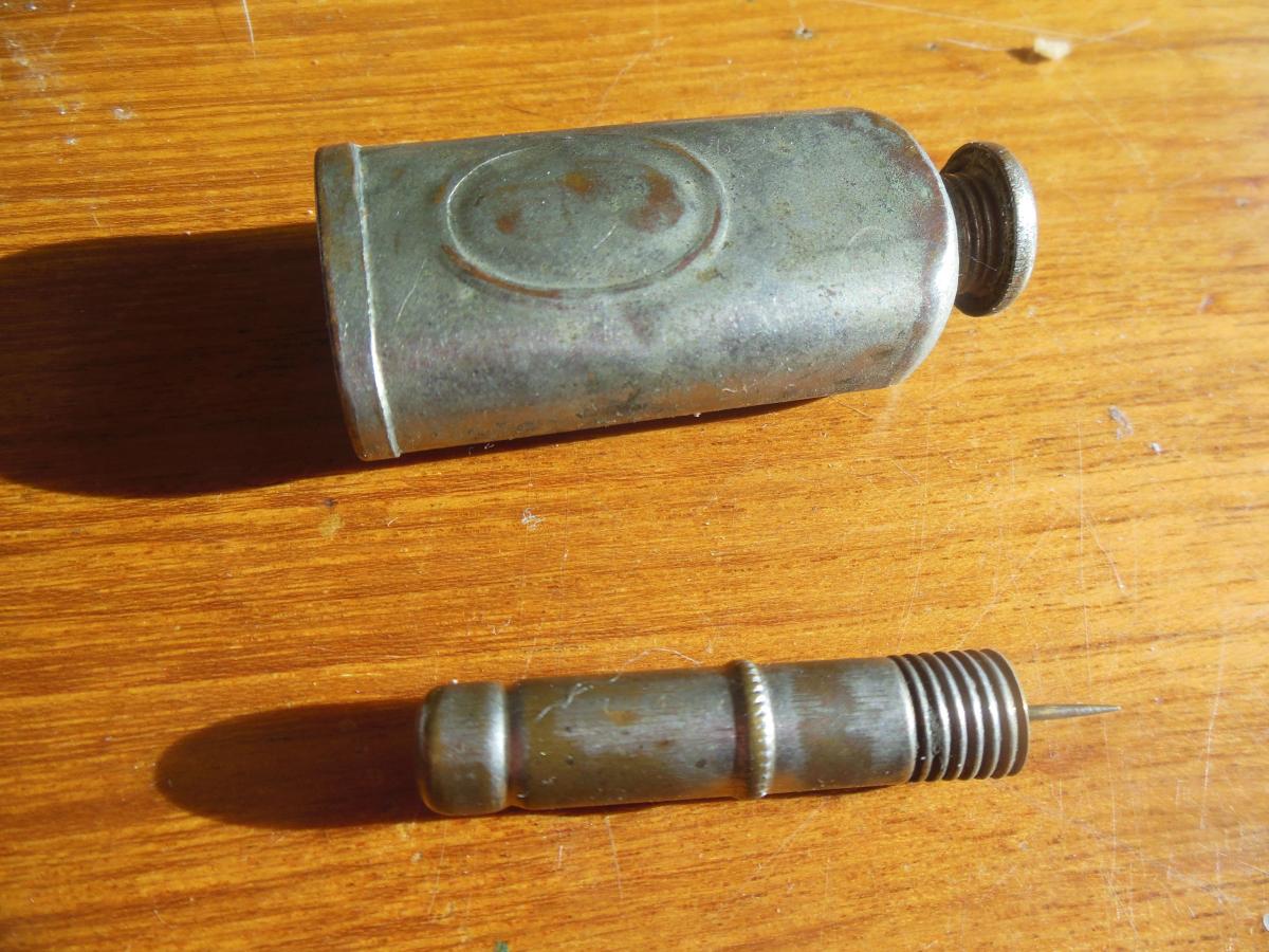 UD42 oiler bottle - The United Defense Model 42 (UD-M42) Submachine Gun ...