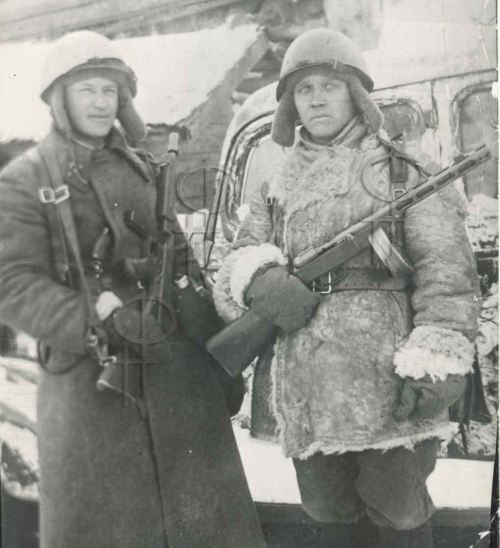 Soviets, and their opposition, armed with Thompson SMGs - Thompson ...